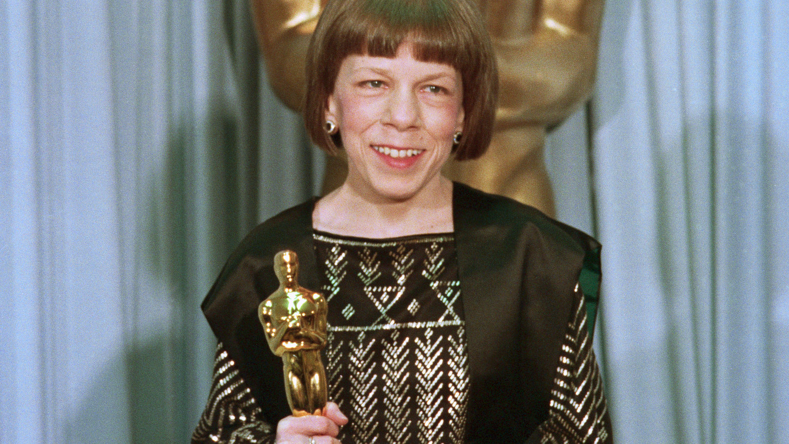 Linda Hunt Completa 77 anos de Idade ~ Memórias Cinematográficas