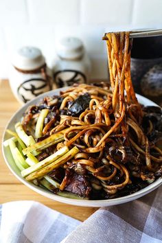 Vegan Jajangmyeon (Korean noodles with black bean sauce) - Quick Recipe ...