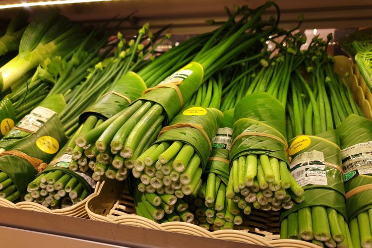 WAHYU SAUNG PRINT: 25 CONTOH PACKAGING SAYURAN MENGGUNAKAN DAUN PISANG