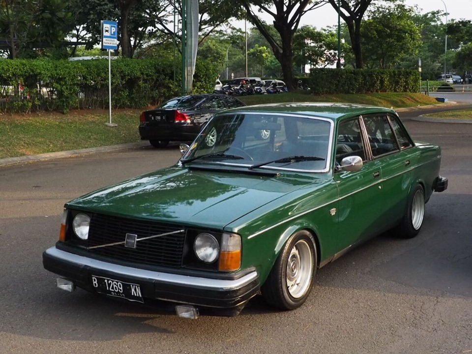 DIJUAL Volvo 244 DL '75 british racing green | Otomotif Langka ...