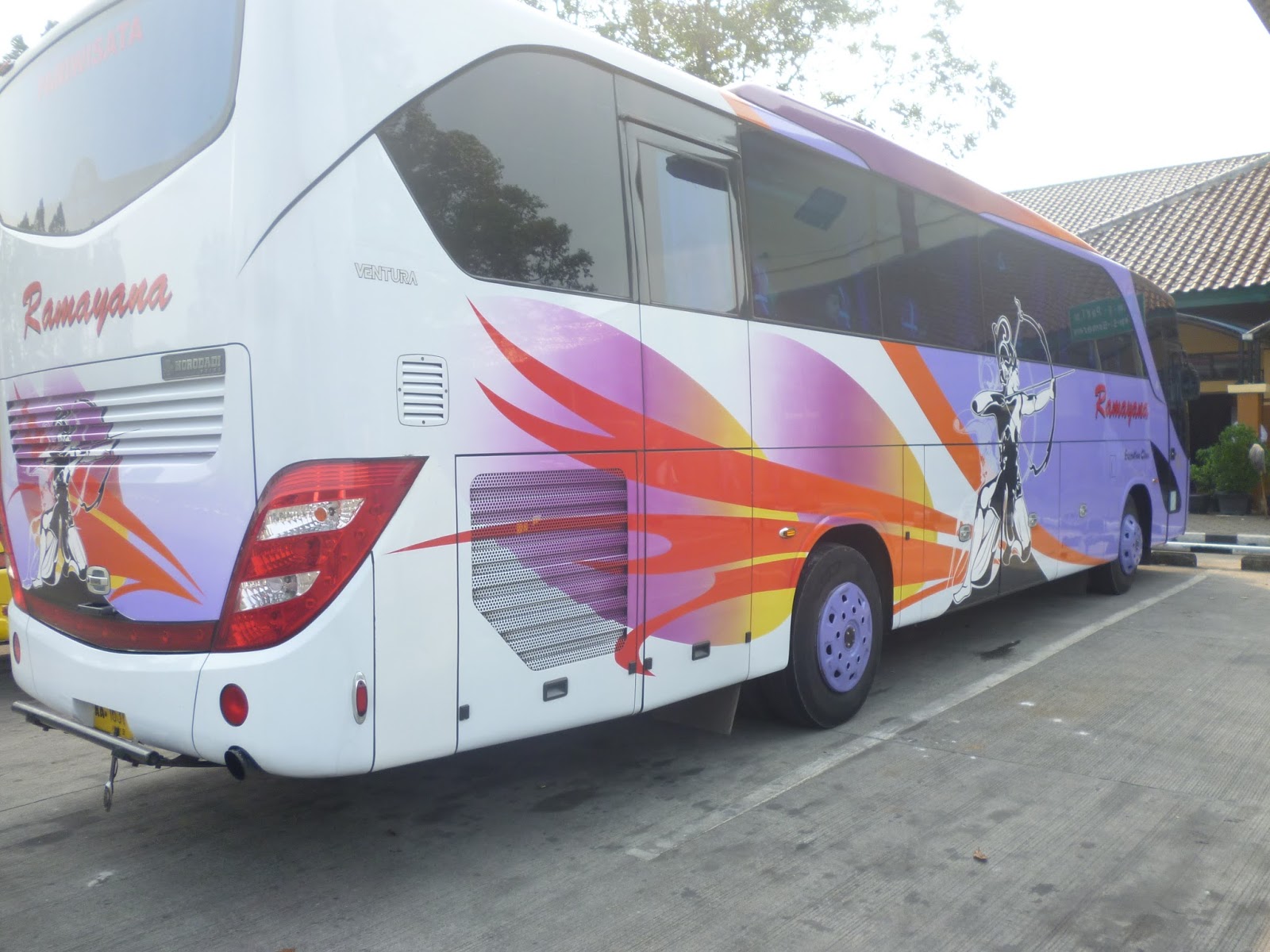Tempatnya para penggila bus: Bus RAMAYANA