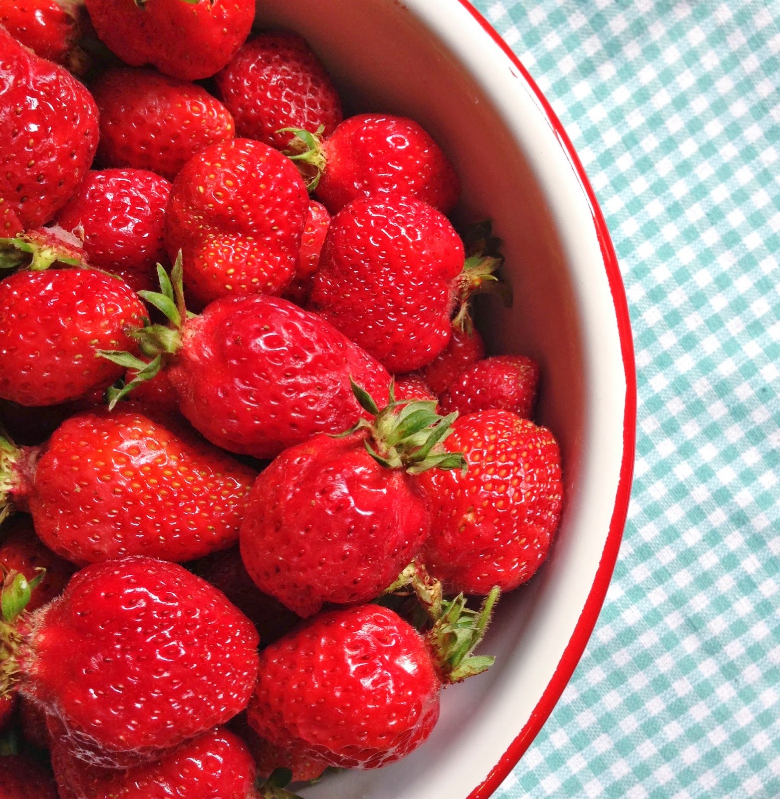 How to make strawberry simple syrup (and 7 fun ways to use it this ...