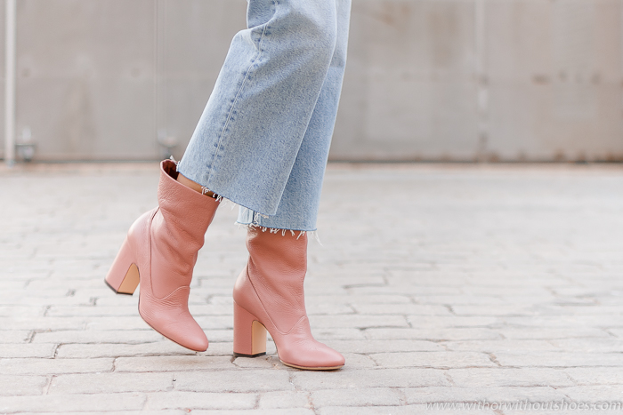 Cómo combinar unos botines rosas: camisa blanca y jeans | With Or ...