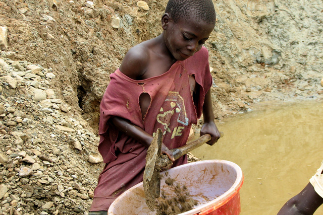 Camminare Insieme: Il Coltan, la sabbia nera: quante vite costano i ...