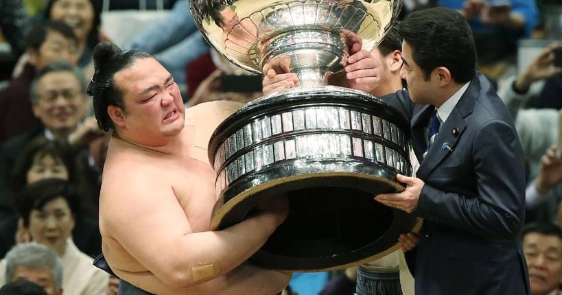 lusosports: Osaka, cerimónia de entrega de troféu no campeonato de Sumo ...