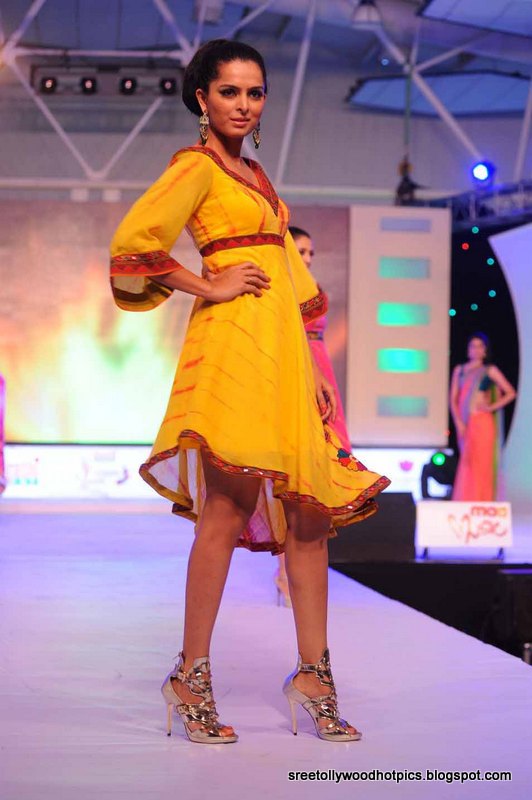 Tollywood Hot Pics: Actress Ramp Walk Stills at South Spin Fashion ...