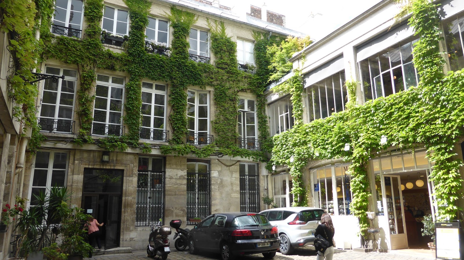 Paris-bise-art : Une cour, un escalier...