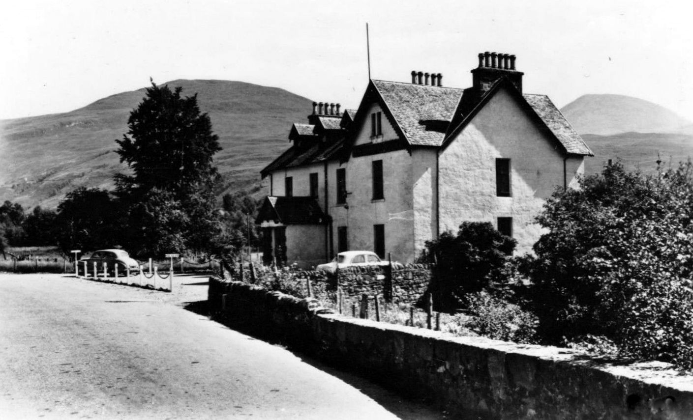 Tour Scotland: Old Travel Blog Photograph Hotel Roybridge Scotland