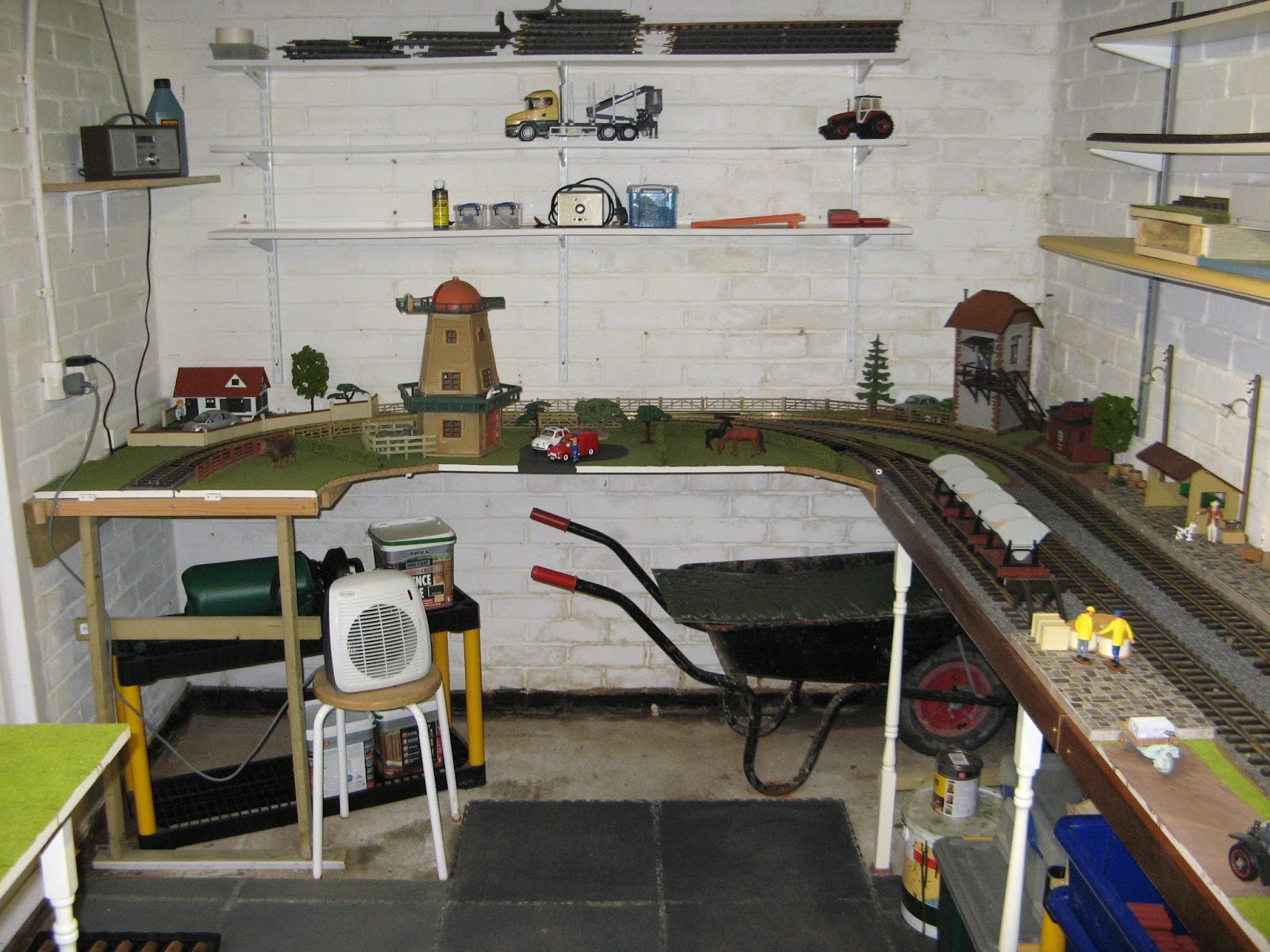 Canford Valley Railway: Garage layout ready for use again ...