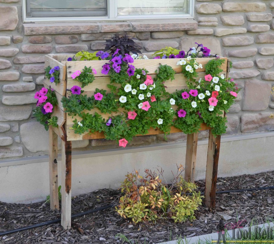 Pallet Planter Box For Cascading Flowers - Handy DIY