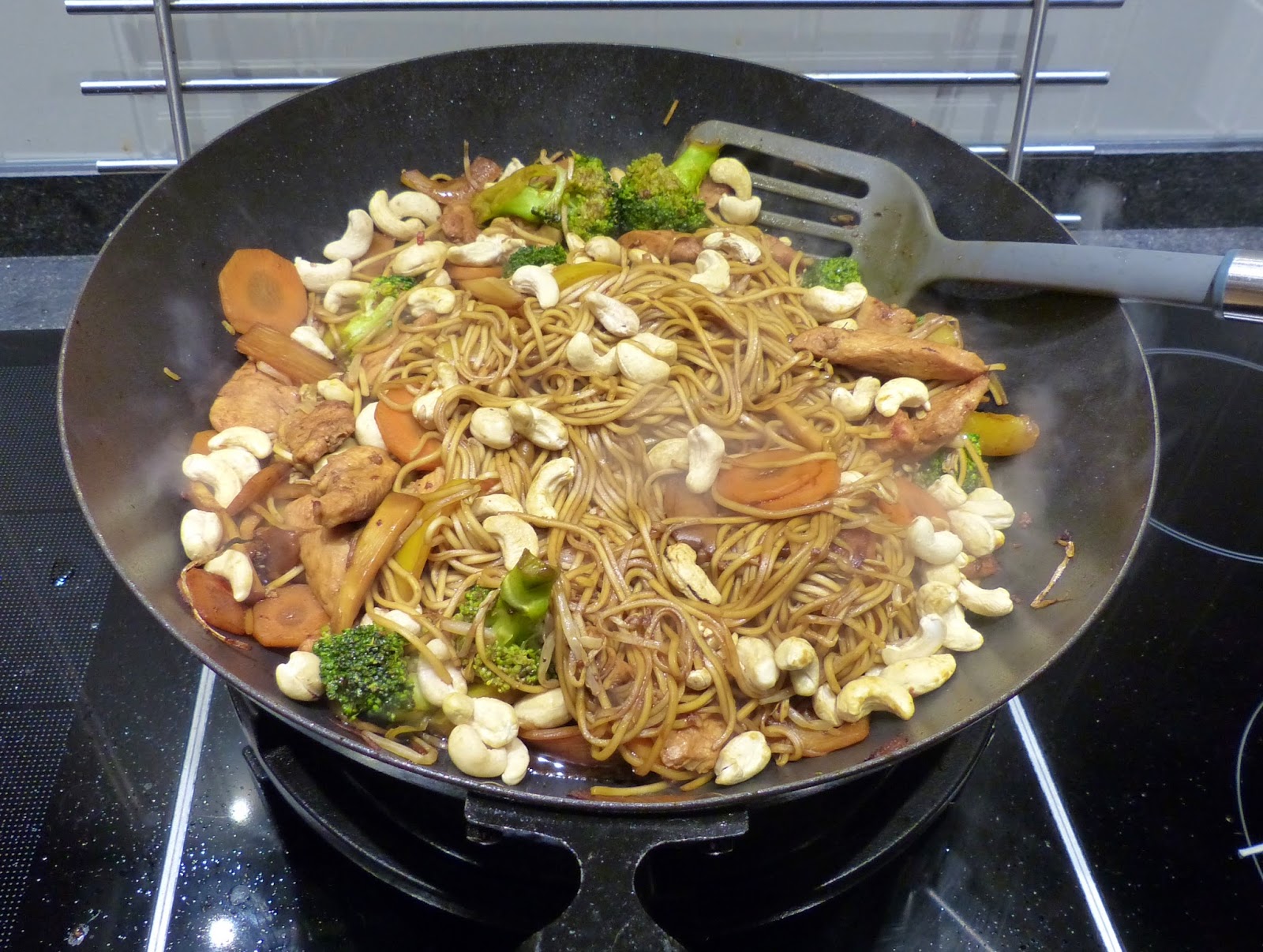 Tildas Kök och Vin: Kycklingwok med nudlar och kryddig sås