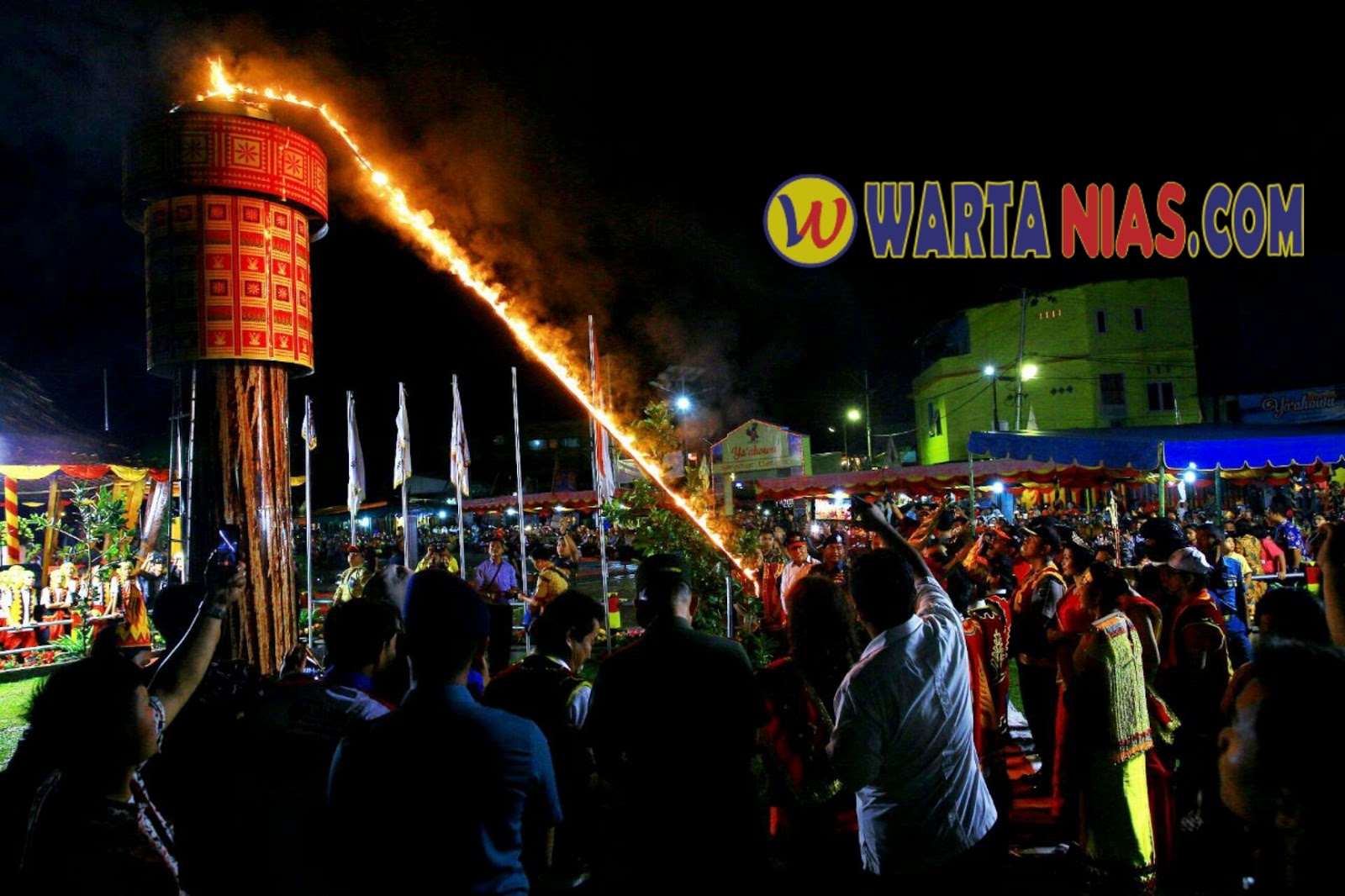 Penyulutan Tugu Api 'Fondrakò' Menandakan Pesta Ya'ahowu Resmi Dibuka ...