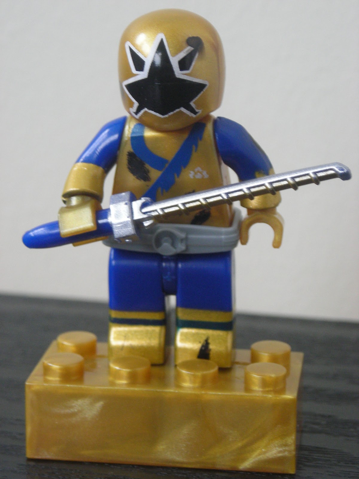 Power Rangers Samurai Gold Ranger Barracuda Blade Toy