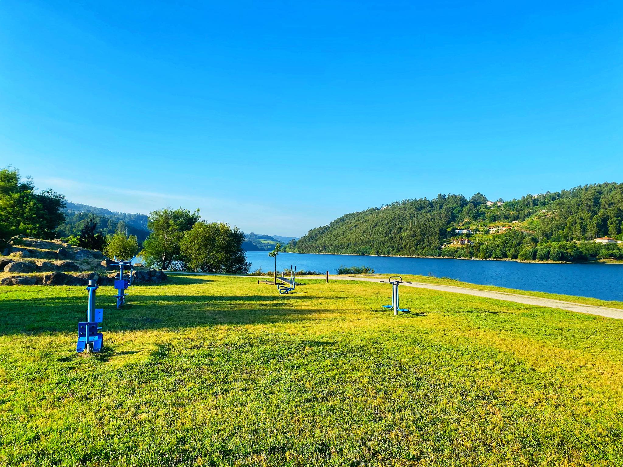 Parque de Lazer de Alpendorada e Matos, onde a vista para o Rio Tâmega ...