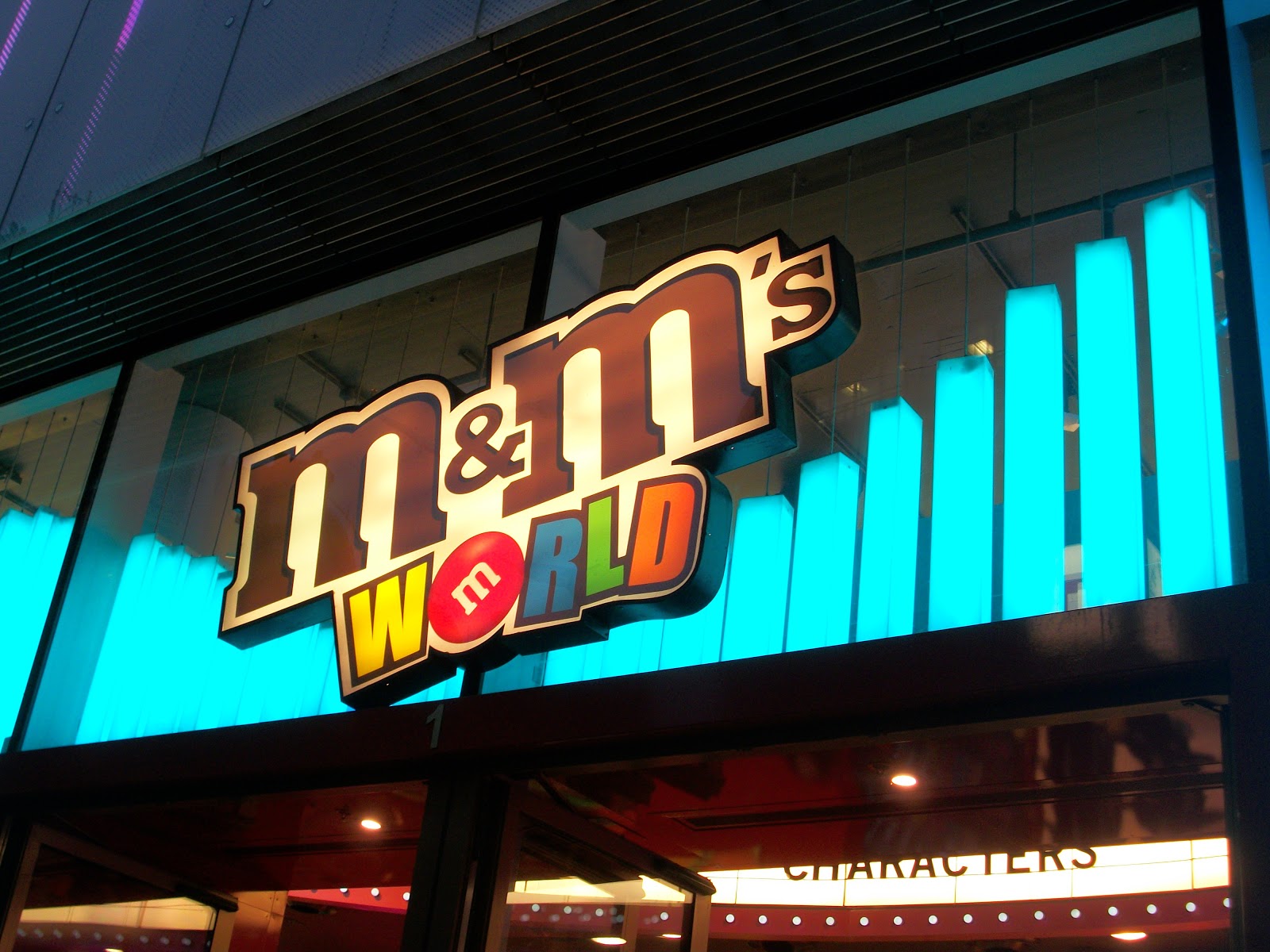 Hanworth Road - London: M&M's world