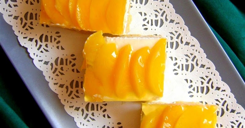 Adina's kitchen & travel: Foi pandispan cu crema de piersici si gris