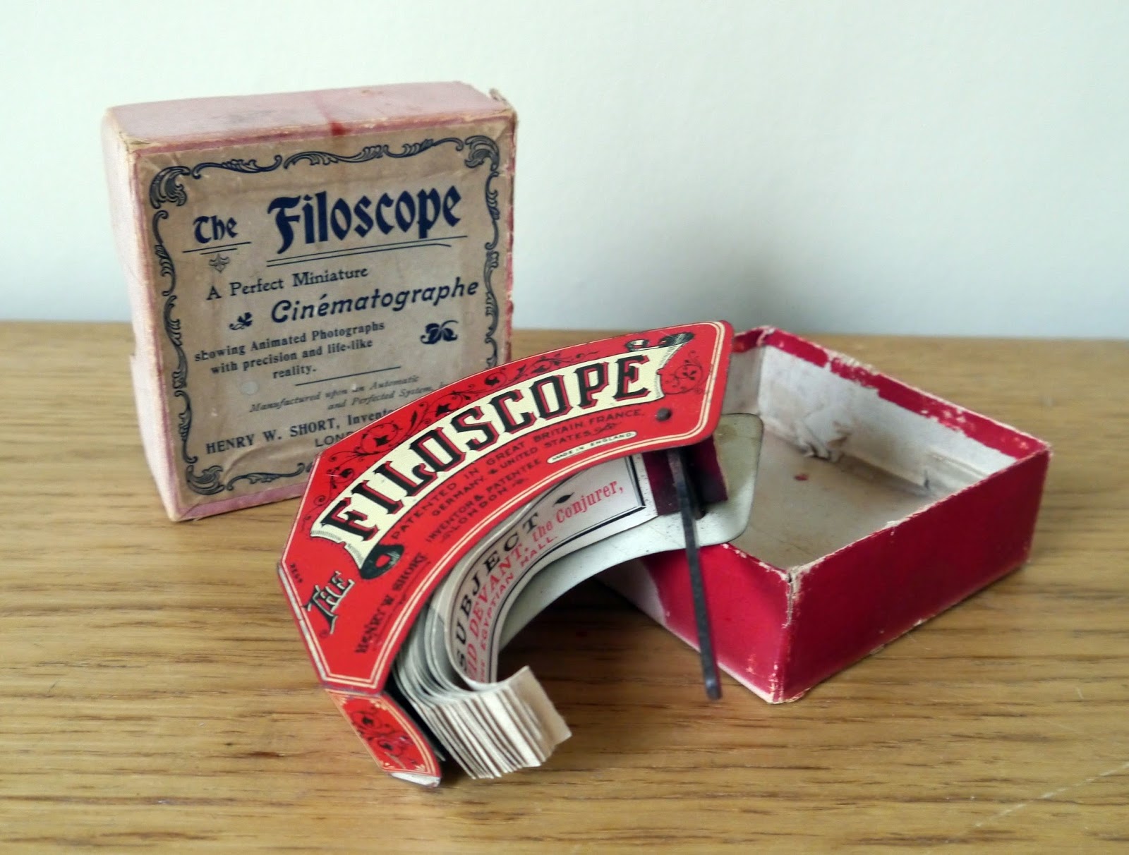 Filoscope viewer (around 1900) ~ Cinegraphica