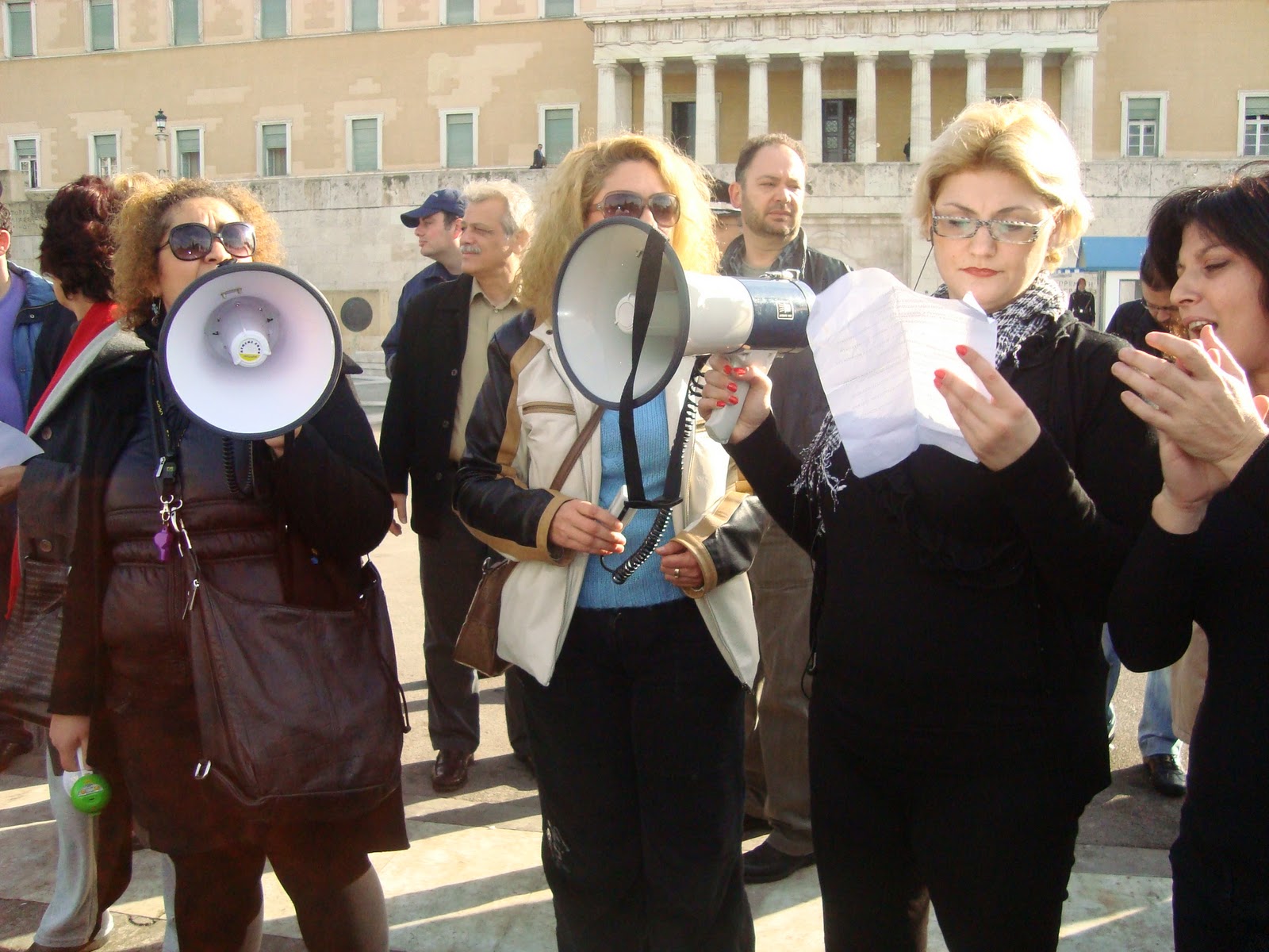 ΒΟΗΘΕΙΑ ΣΤΟ ΣΠΙΤΙ: ΑΘΗΝΑ ΦΩΤΟ ΤΗΣ ΒΟΗΘΕΙΑΣ ΣΤΟ ΣΠΙΤΙ