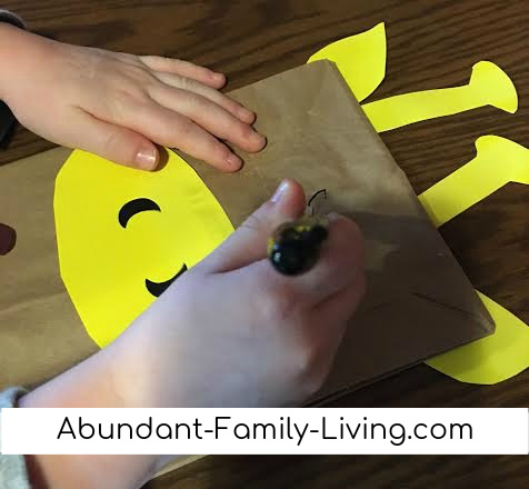 Abundant Family Living: Giraffe Paper Bag Puppet with FREE Template ...