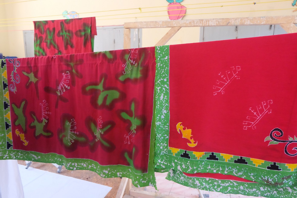 MENGENAL BATIK DENGAN TEHNIK CIPRAT DAN KUAS DI KOTA METRO. ~ DUNIAINDRA