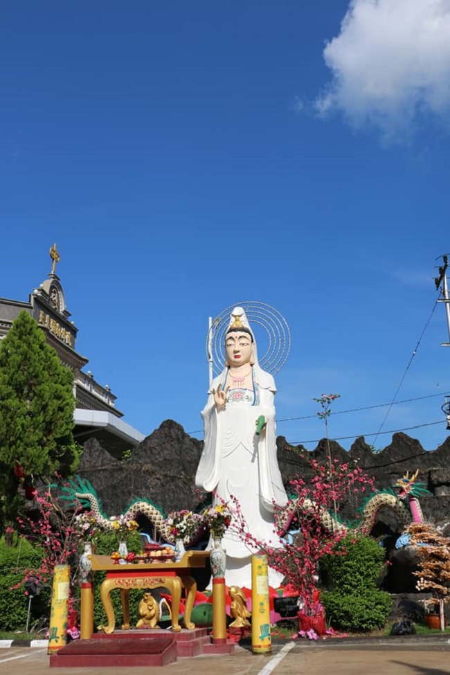 Dua Vihara Terbesar di Pontianak Berdiri Berdampingan - TᖇᗩᐯEᒪEᖇIEᑎ