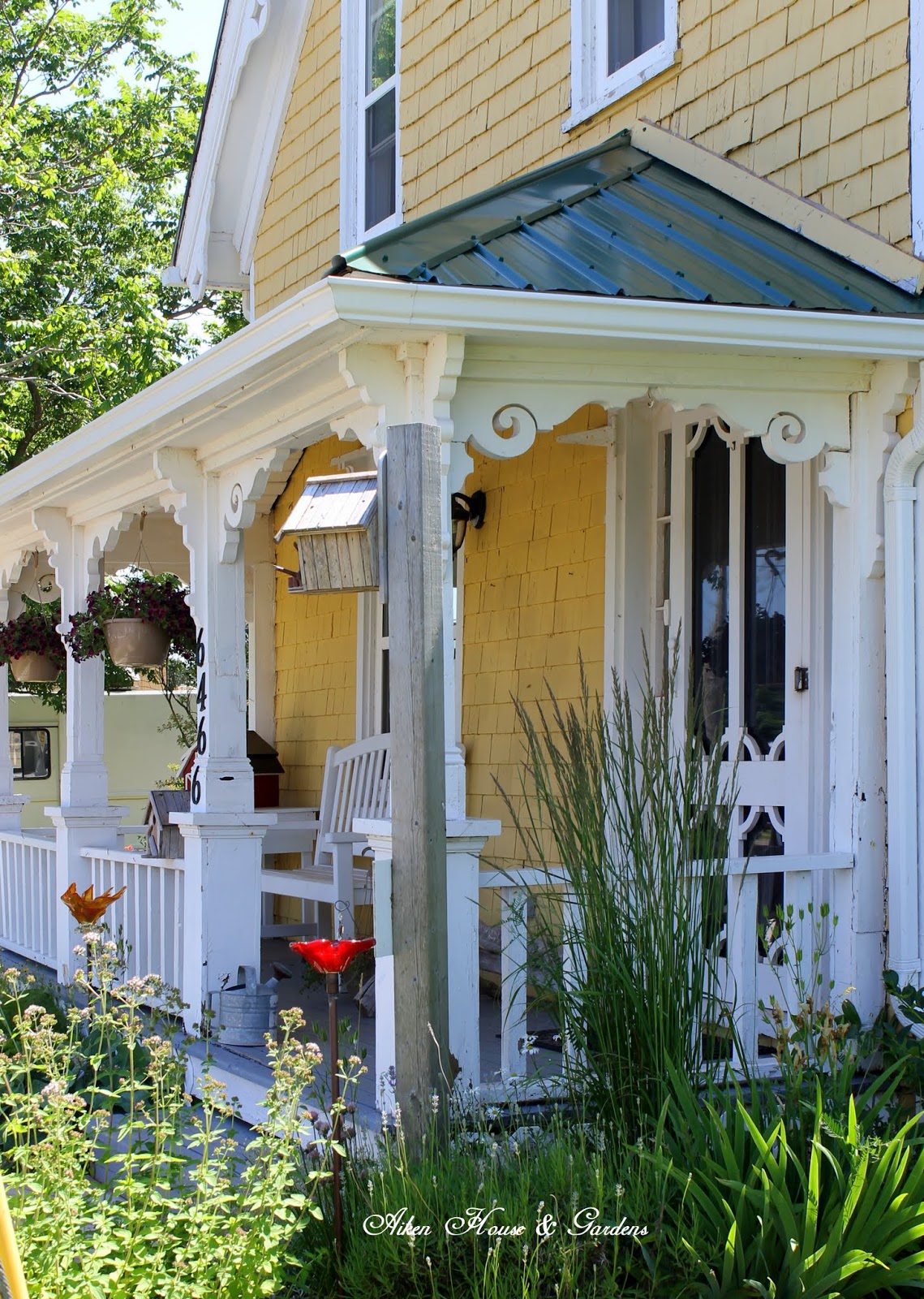 Aiken House & Gardens: Cheerful Yellow