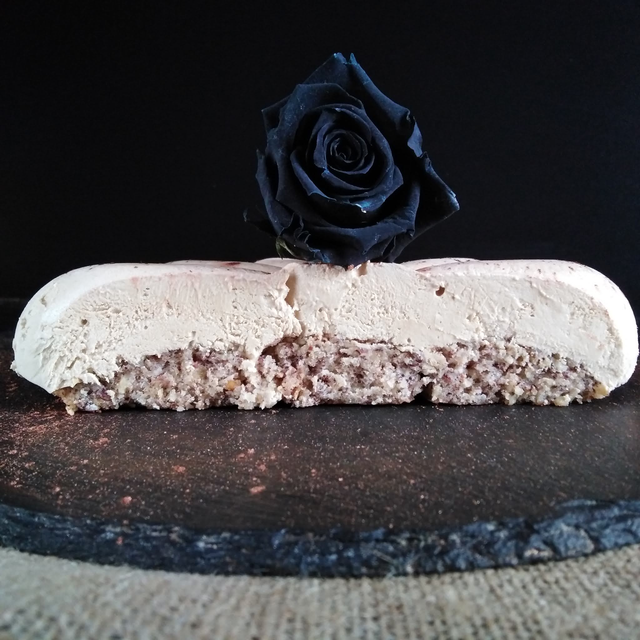 Mousse au café sur biscuit Dacquoise aux noix