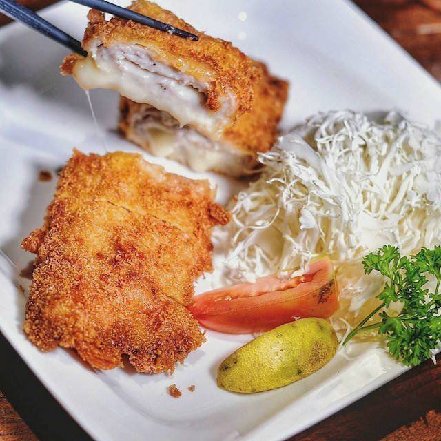 Wajib Tahu! Ini 8 Makanan Restoran yang Mengandung Daging Babi