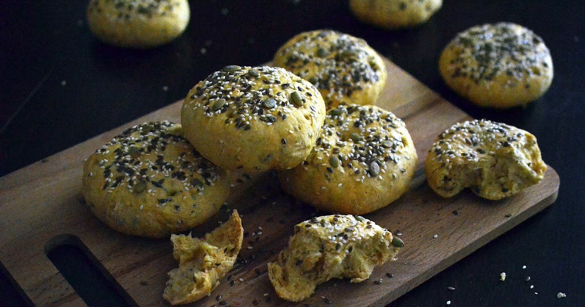 Chifle rustice cu seminte si boia afumata (de post)