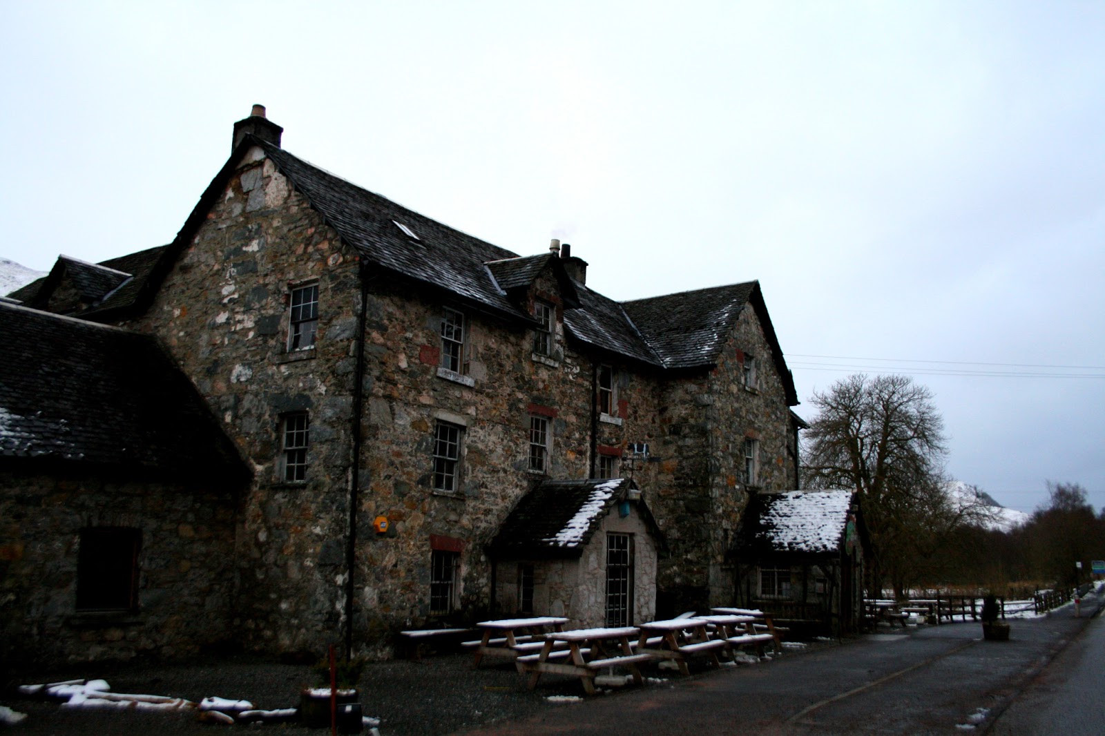 Travel Rabbits: Real traditional Scottish Pub: The Drovers Inn - Loch ...