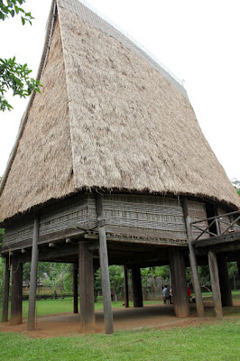 Bob McKerrow - Wayfarer: A history of the Bana hill tribe in Vietnam ...