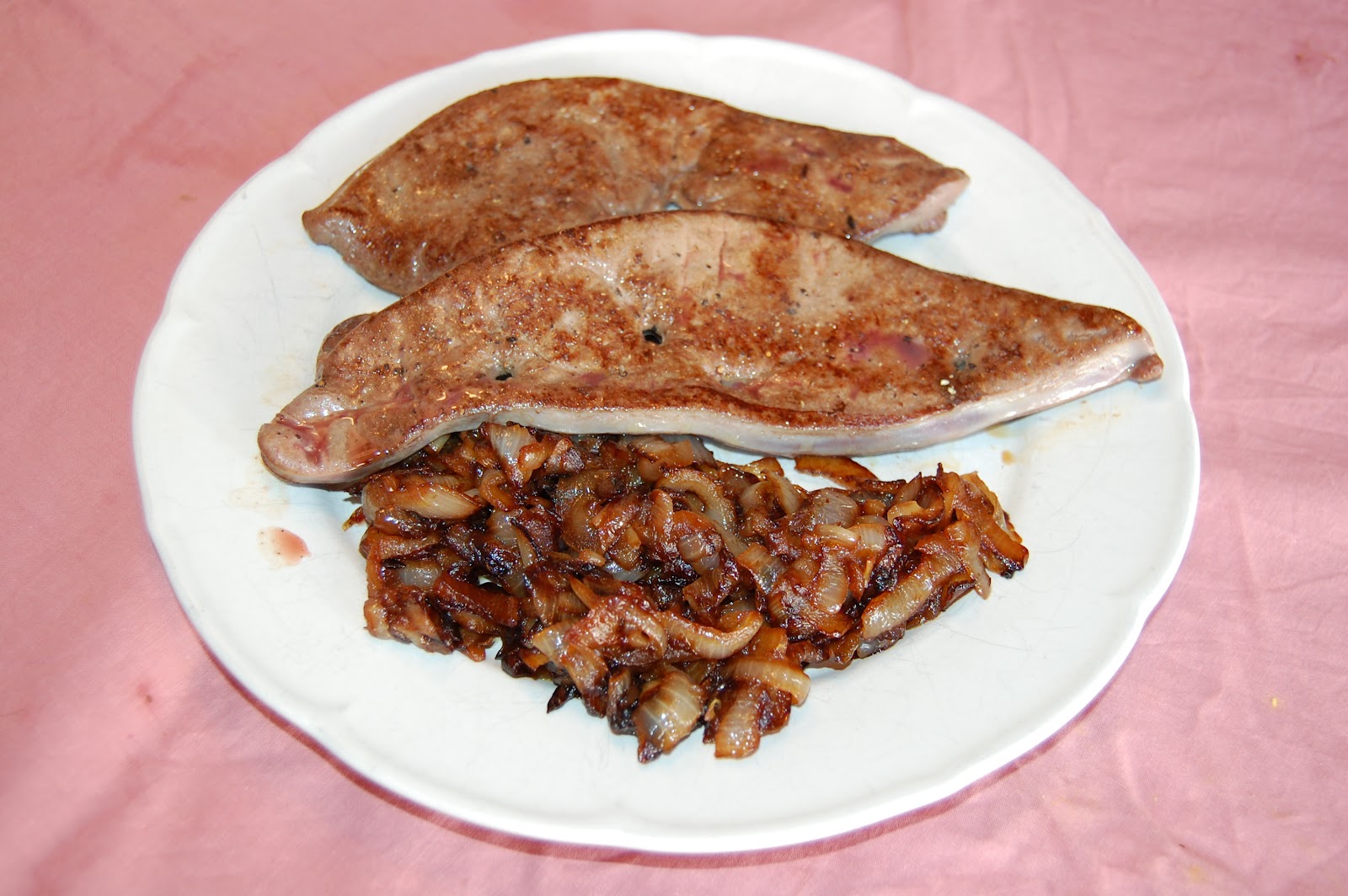 EN SERIO Y EN BROMA: HÍGADO CON CEBOLLA CARAMELIZADA A LA MIEL.