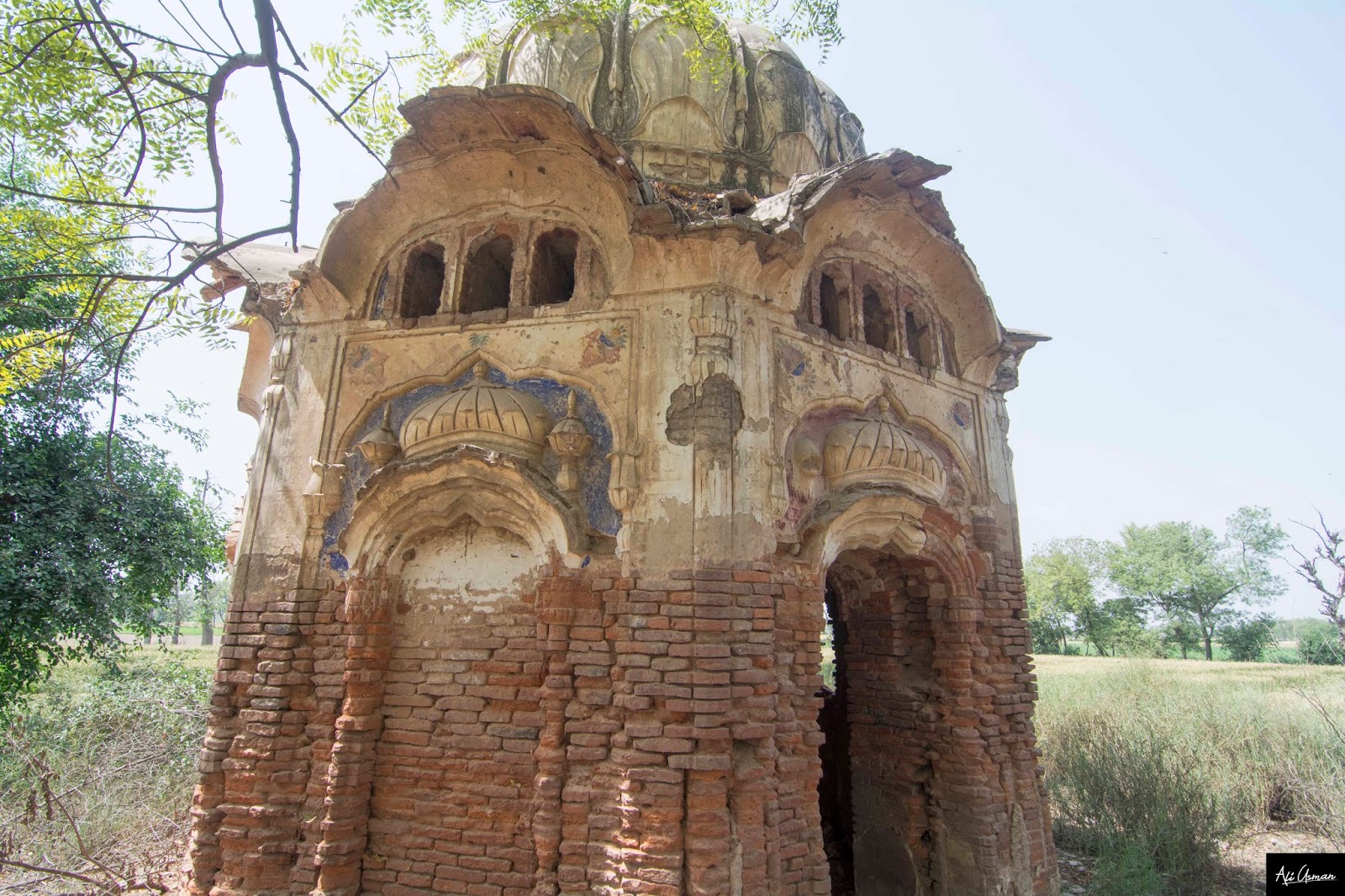 Ali Usman Baig : THE FIVE SMADHI'S OF PARNAMI SECT AT MALKA HANS (2018)