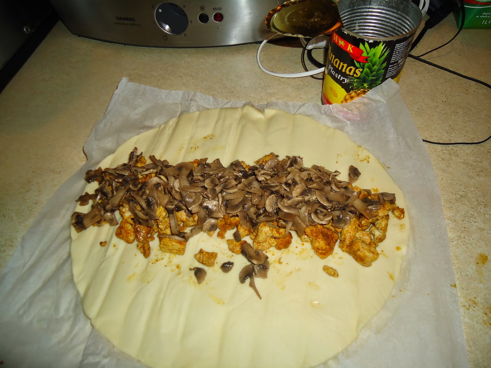 Ciasto francuskie z kurczakiem i pieczarkami