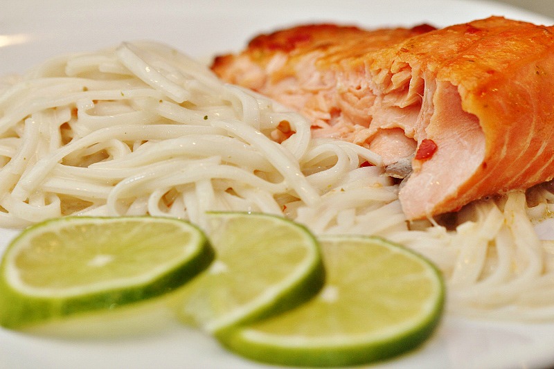 Två små kök: Sambal- och limekryddad lax med risnudlar upphånglade av ...