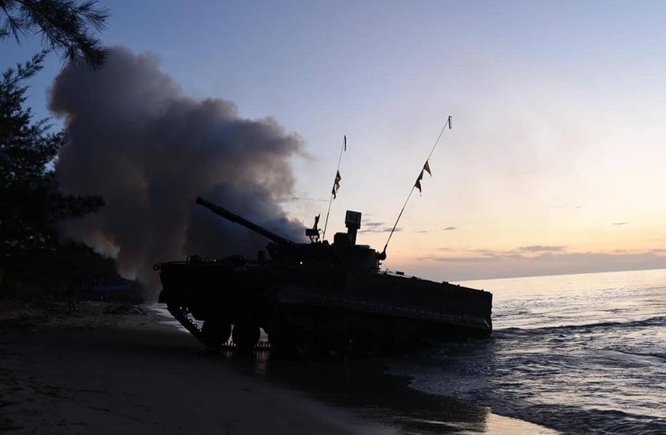 DEFENSE STUDIES: Operasi Amfibi Berhasil Kembalikan Dabo Singkep ...