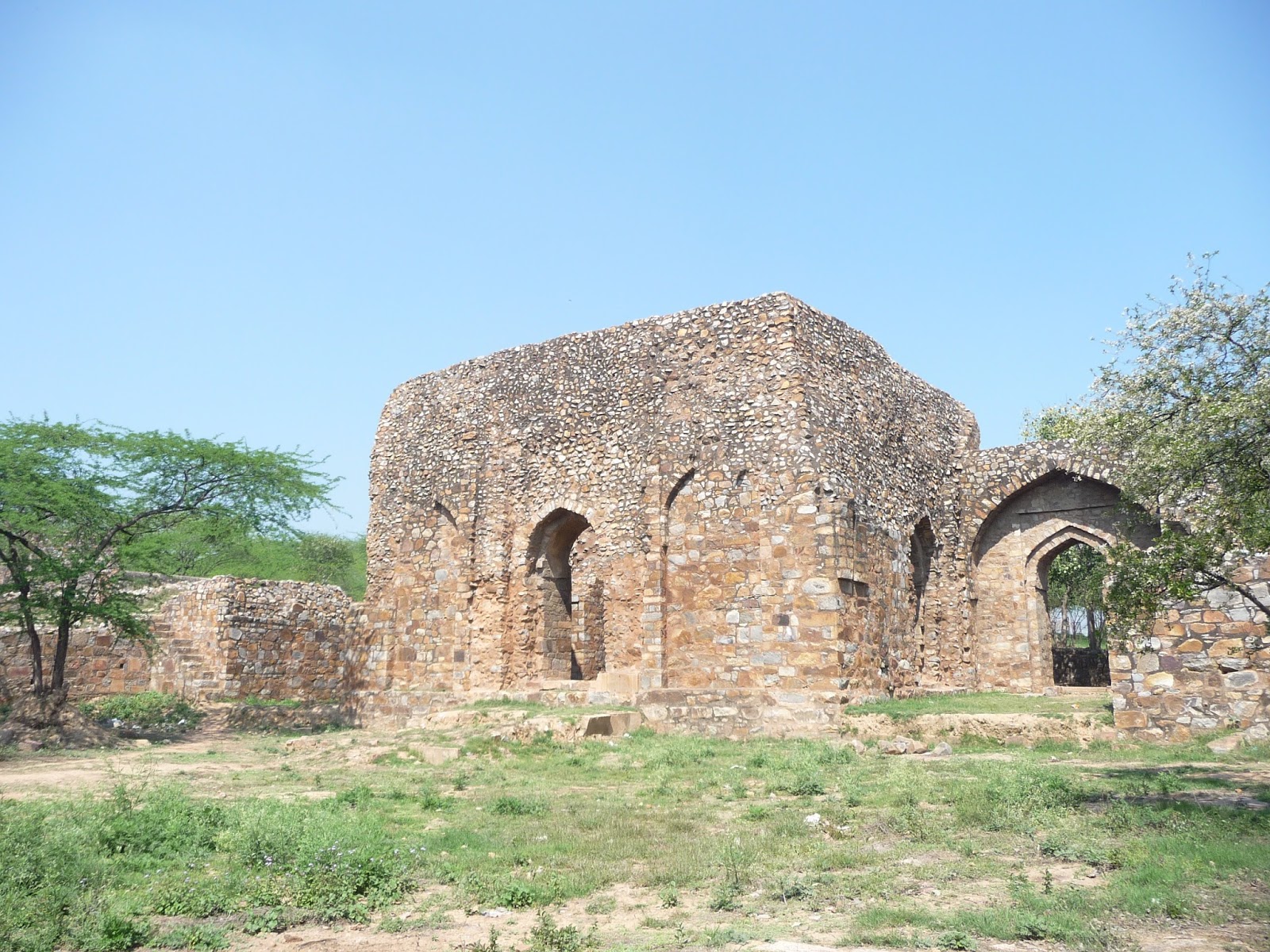 Delhi : Balban's Tomb in Mehrauli Archaeological Park | The journey of ...