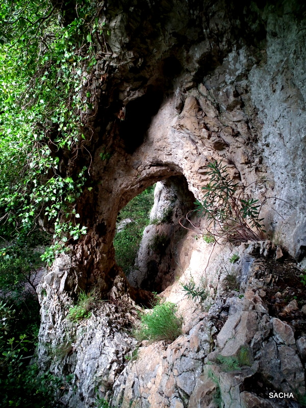 Un jour....Une photo !: Combe Vidauque : grotte tunnel , roche percée ...