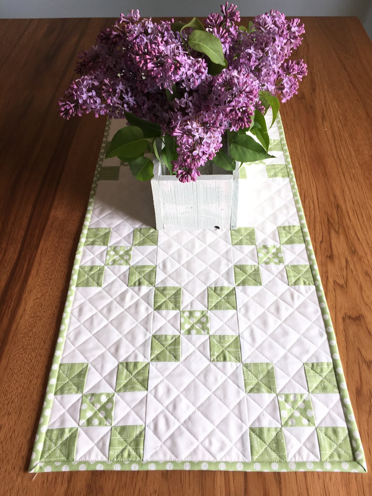 Fresh Dew Drops: Simple Irish chain table runner