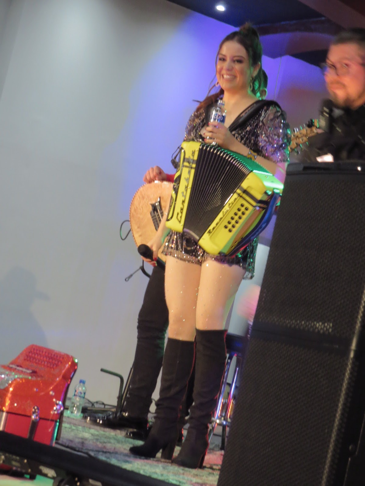 somos el espectador: JANETH VALENZUELA ESTALLIDO DE EXITO CON ACORDEON