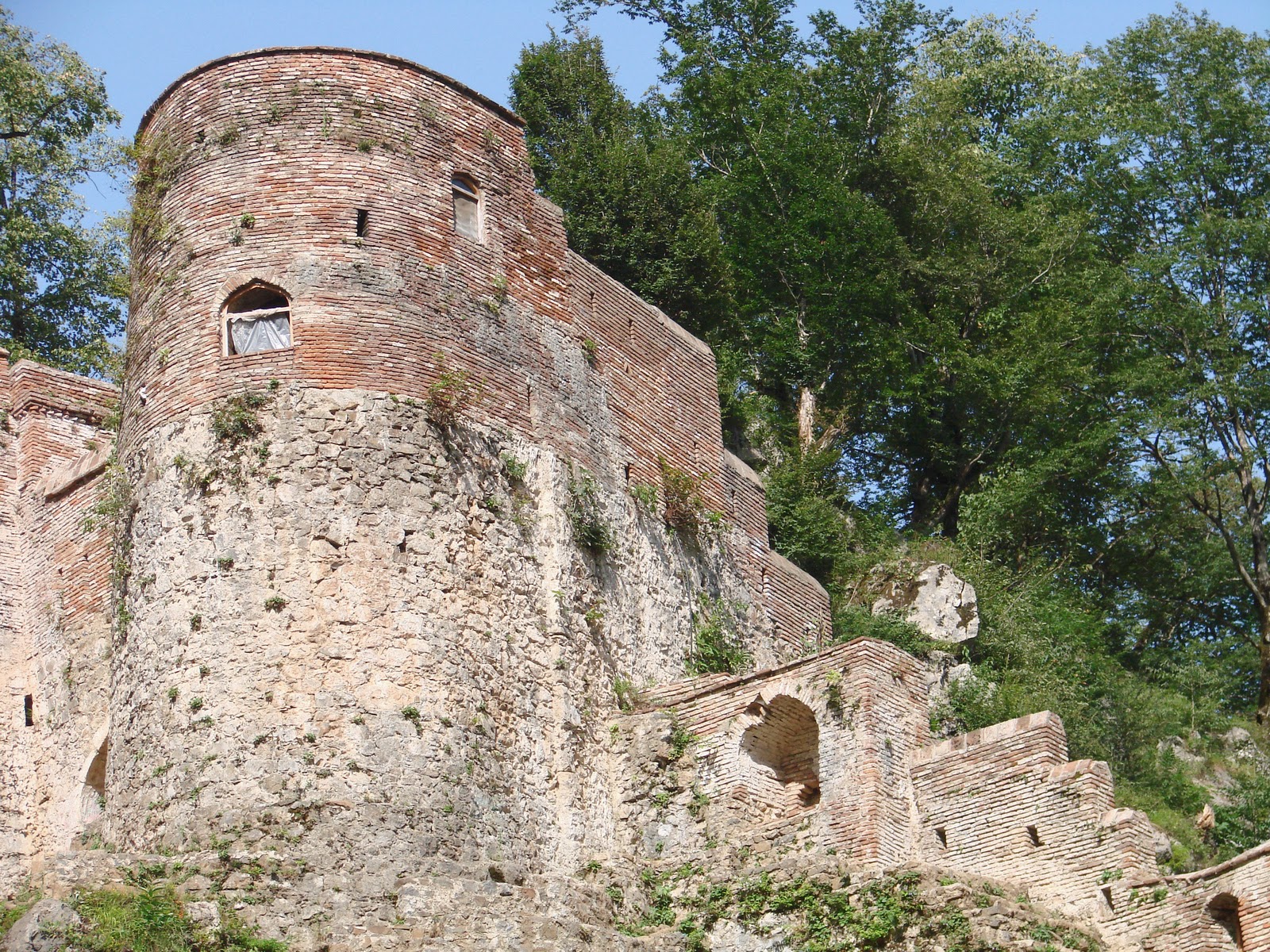 Surimage: Qale Rudkhan: Rudkhan Castle (North of Iran)