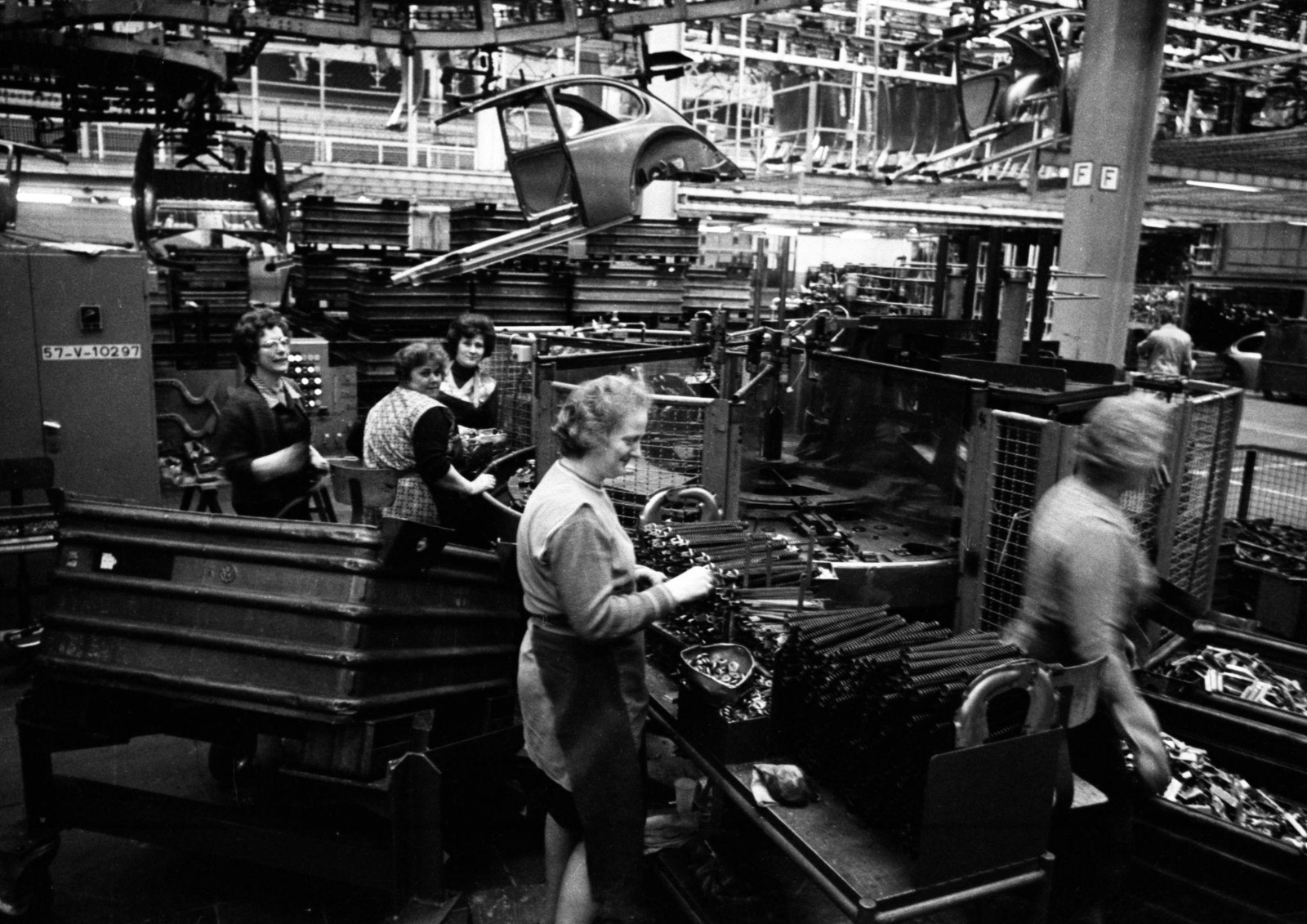 30 Vintage Photographs Capture Daily Life at the Volkswagen Factory in ...