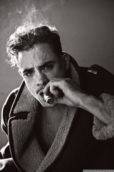 Dacre Montgomery para Essential Homme Magazine por Brian Higbee