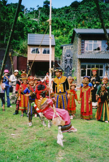 FolkCostume&Embroidery: Costumes of the Indigenous Taiwanese Peoples ...