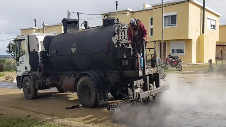 Trabajos viales de imprimación y doble riego asfáltico del barrio Country