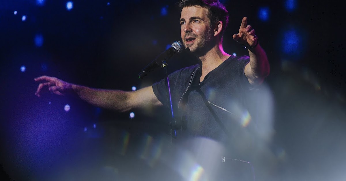 A1's Mark Read sells items for the benefit of Taal Volcano relief ...