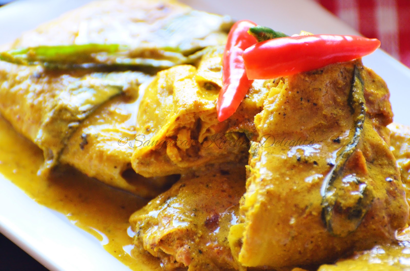 Bhadhakopir patay Kachki Macher paturi/ Kachki Macher Gravy Paturi ...