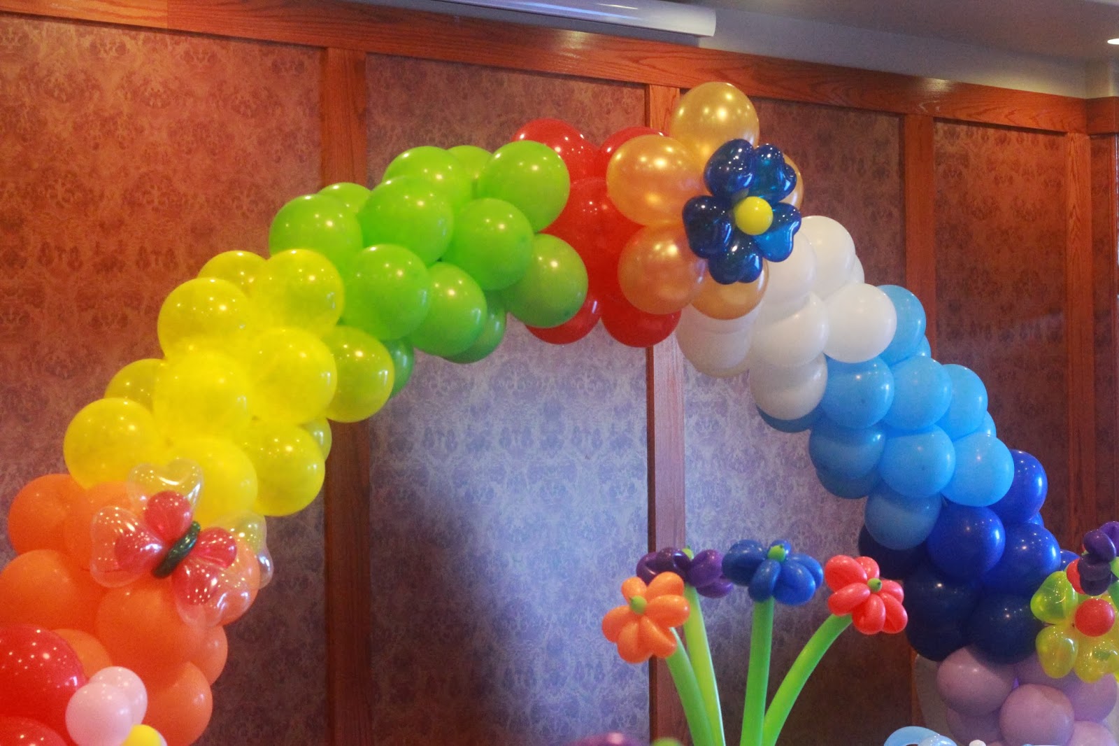 Santo Diamond Balloon Design: Jungle balloon Arch
