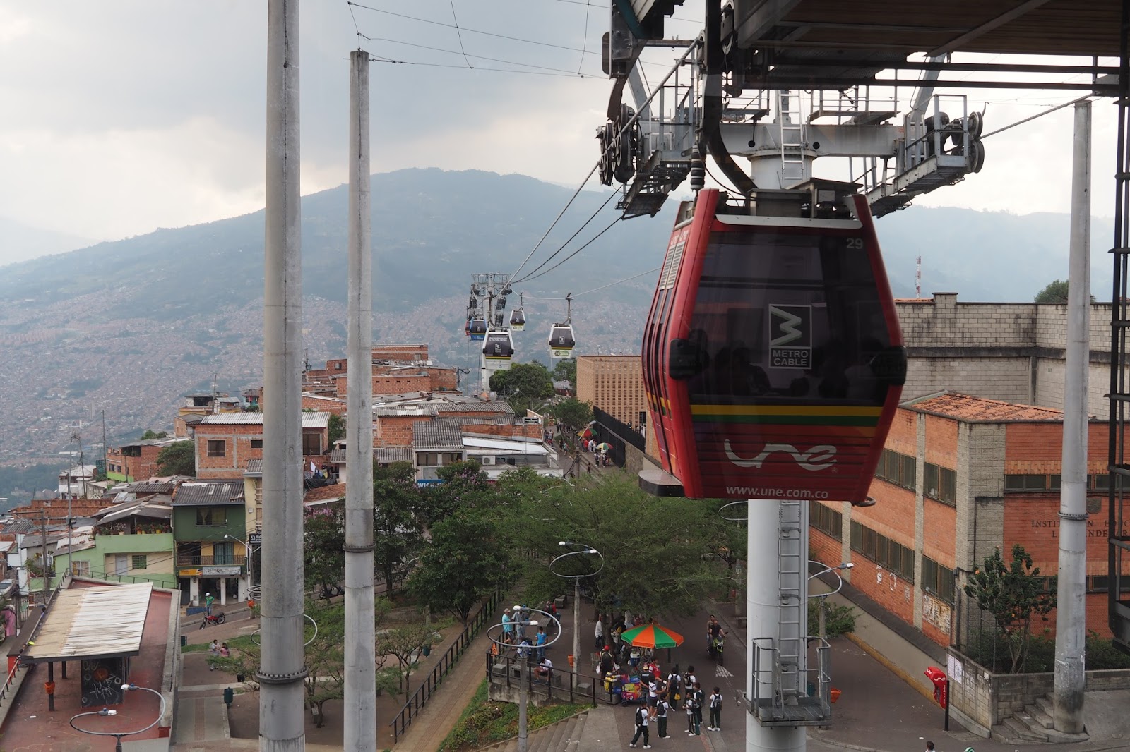 Il cielo blu del Peru': Colombia, Medellìn. Il "Metrocable", non una ...
