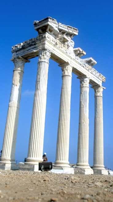 Fasta maskor och lösa funderingar: Tvåändsstickade romerska pelare